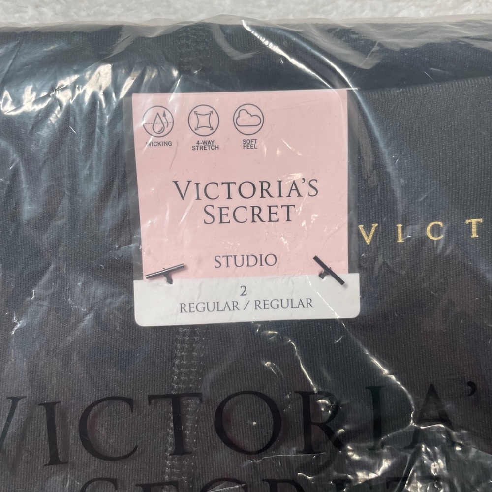 Victoria’s Secret: Essential Black Leggings - Gem